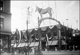 Convention Delegation from NY Arrives (1908) - America Comes Alive