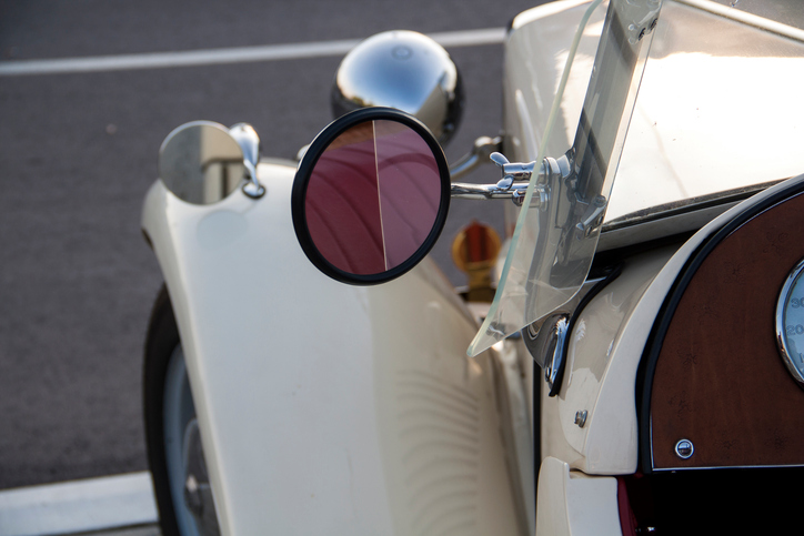 First Rearview Mirror Marketed as "Cop-spotter" - America Comes Alive